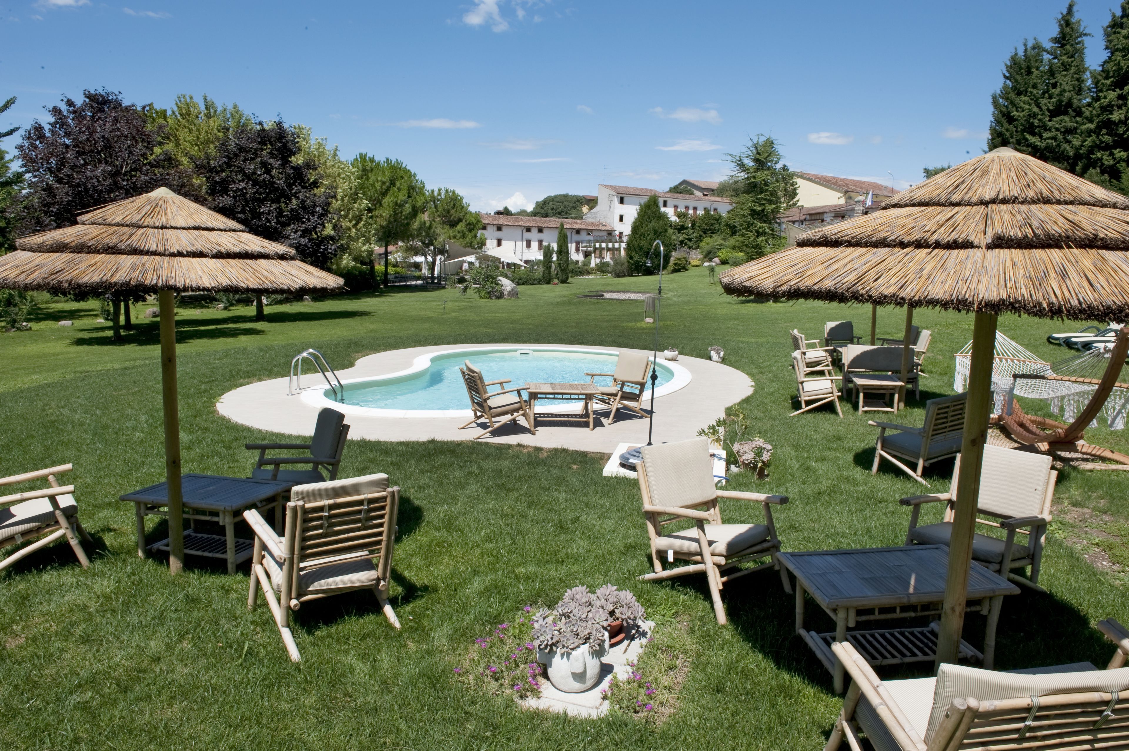 Piscina externa sazonal, guarda-sóis, espreguiçadeiras