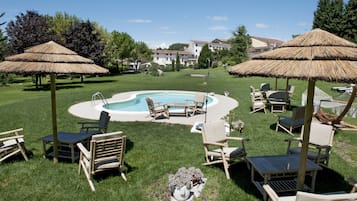 Piscina externa sazonal, guarda-sóis, espreguiçadeiras