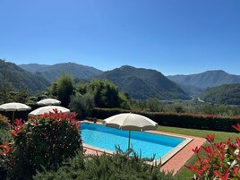 Piscina externa sazonal, guarda-sóis, espreguiçadeiras