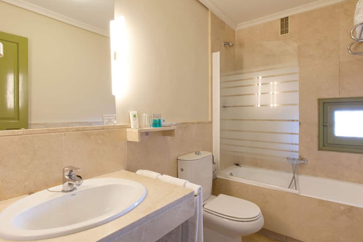 Produtos de toalete grátis, secador de cabelo, toalhas de banho