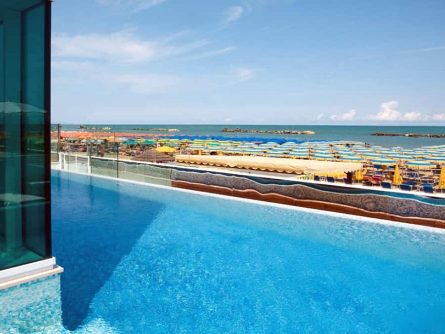 Piscina exterior, da(s) 9:00 à(s) 22:00, guarda-sóis, espreguiçadeiras