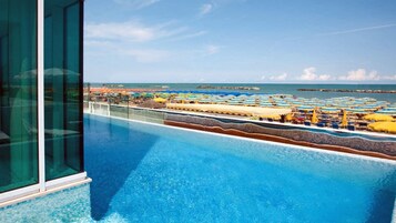 Piscina exterior, da(s) 9:00 à(s) 22:00, guarda-sóis, espreguiçadeiras 