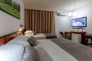 Quarto Triplo Deluxe | Cofre no quarto, secretária, cortinas/cortinados opacos, Wi-fi grátis 