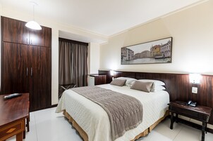 Quarto Duplo Deluxe, 1 cama queen-size | Cofre no quarto, secretária, cortinas/cortinados opacos, Wi-fi grátis