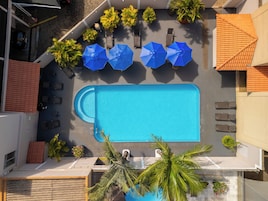 Piscina exterior, espreguiçadeiras 