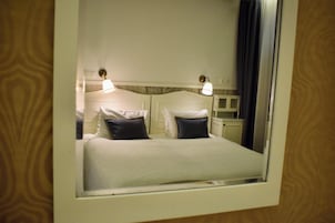 Quarto casal | Roupas de cama premium, cofres nos quartos, escrivaninha