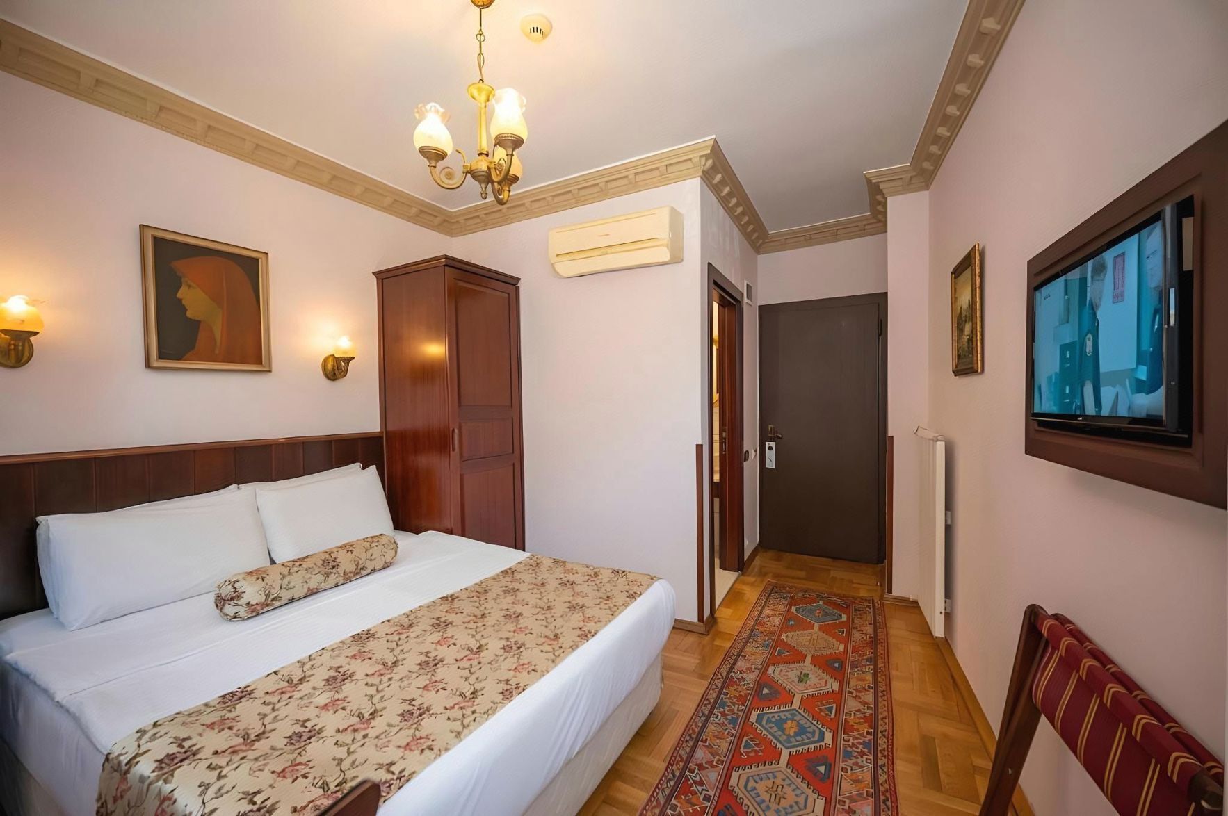 Camas de colchão pillowtop, minibar, cofre no quarto, secretária 