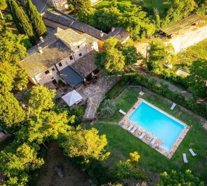 Piscina externa, funciona das 10h às 19h, espreguiçadeiras