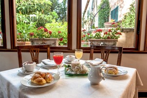 Pequeno-almoço completo diário incluído 