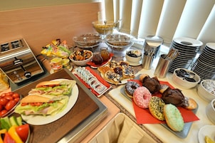 Café da manhã com buffet grátis todos os dias