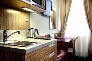 Geladeira, micro-ondas, cafeteira/chaleira, chaleira elétrica