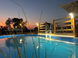 Piscina exterior sazonal, da(s) 9:00 à(s) 19:00, guarda-sóis 