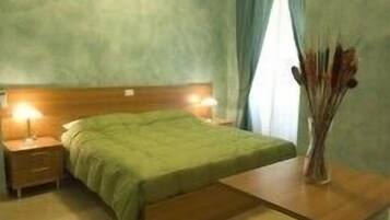 Frigobar, cofres nos quartos, escrivaninha, quartos à prova de som