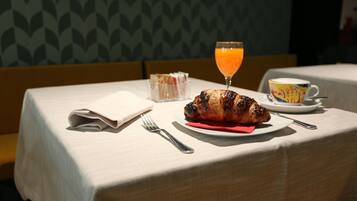 Café da manhã com buffet grátis todos os dias