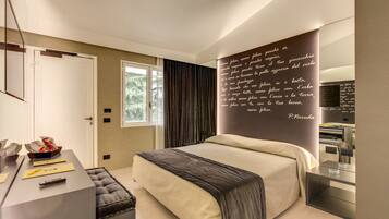 Frigobar, cofres nos quartos, escrivaninha, quartos à prova de som