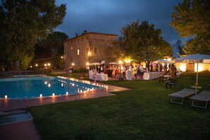 Piscina externa sazonal, guarda-sóis