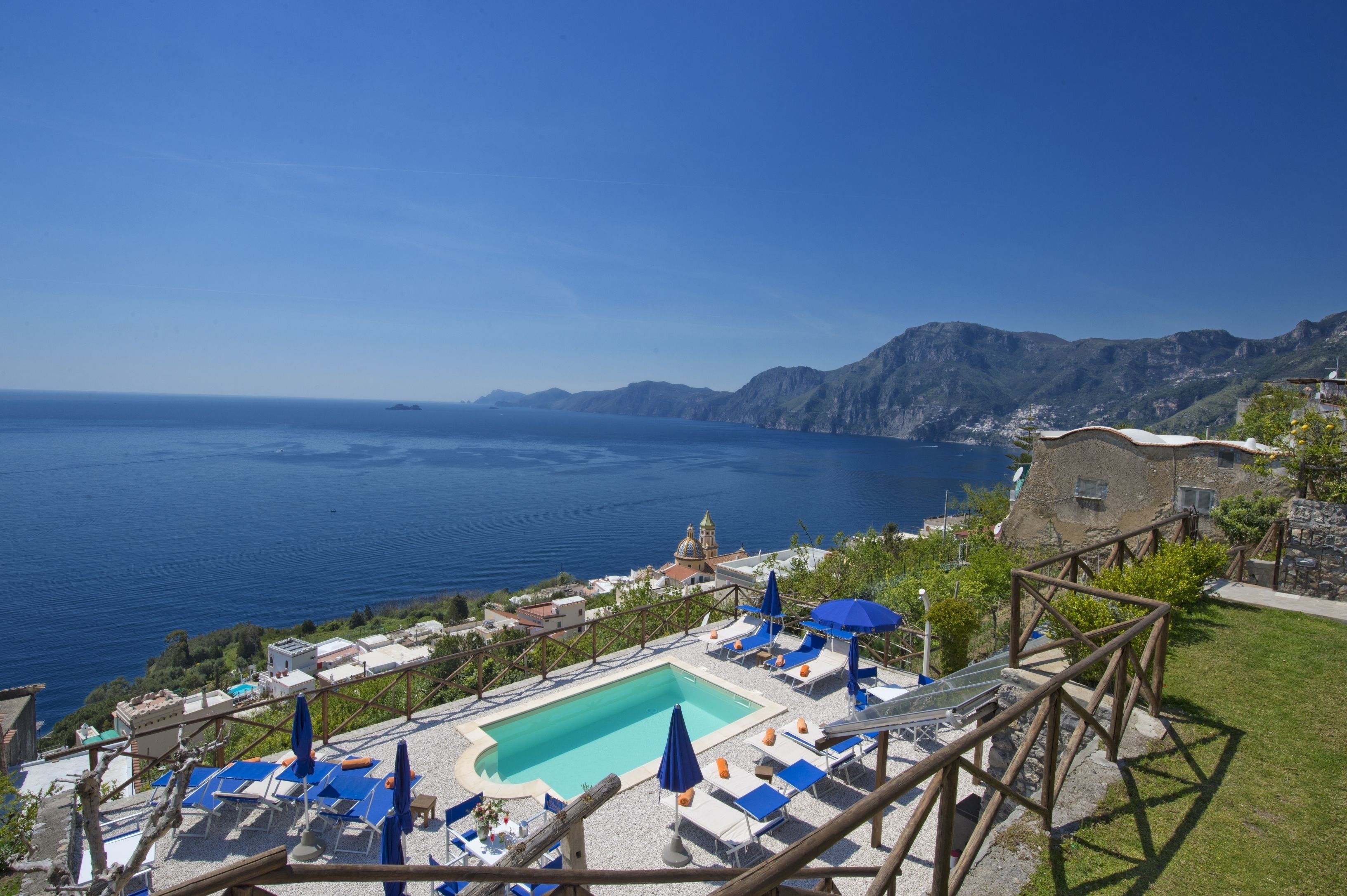 Piscina externa sazonal, guarda-sóis, espreguiçadeiras