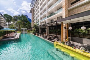 Piscina externa, guarda-sóis, espreguiçadeiras