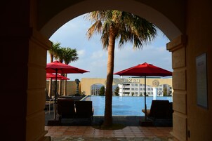 Piscina interior, piscina exterior sazonal 