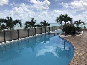 2 piscinas exteriores, guarda-sóis, espreguiçadeiras 