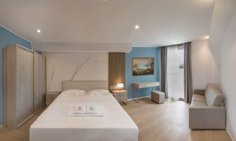 Frigobar, cofres nos quartos, escrivaninha, Wi-Fi de cortesia