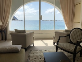 Este bar de cocktails, com vista para a praia, aberto diariamente