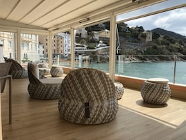 Este bar de cocktails, com vista para a praia, aberto diariamente