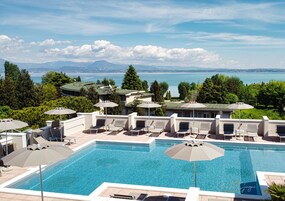 Piscina externa, piscina no terraço, espreguiçadeiras