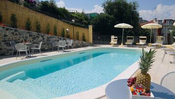 Piscina externa, guarda-sóis, espreguiçadeiras