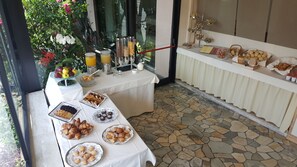 Pequeno-almoço tipo buffet diário mediante uma taxa 