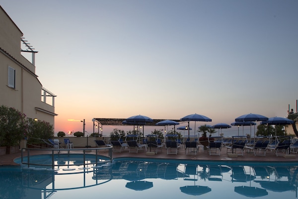 Piscina externa sazonal, guarda-sóis, espreguiçadeiras