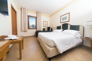 Quarto triplo clássico | Edredons de pluma, cofres nos quartos, escrivaninha