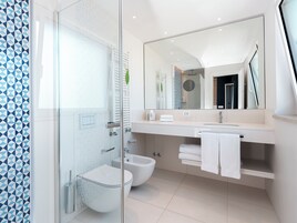 Quarto clássico, 1 quarto | Banheiro | Chuveiro, secador de cabelo, chinelos, toalhas de banho
