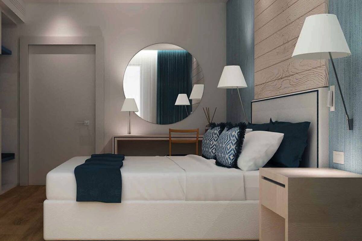 Cofre no quarto, secretária, cortinas/cortinados opacos 