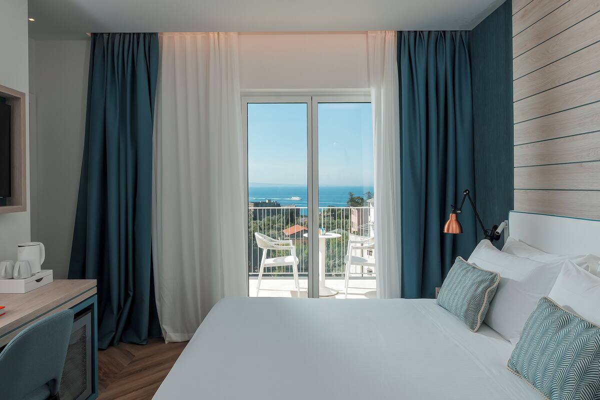Quarto Superior | Cofre no quarto, secretária, cortinas/cortinados opacos 