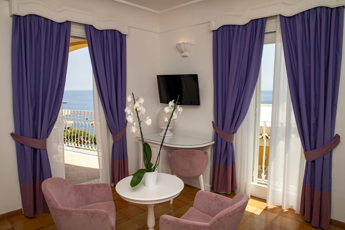Quarto Superior, vista parcial para o mar | Minibar, cofre no quarto, quartos insonorizados, Wi-fi grátis 
