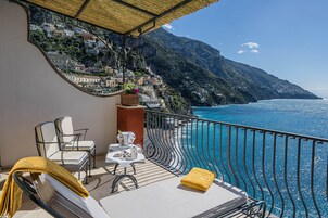 Suíte júnior, sacada, vista para o mar | Roupas de cama premium, frigobar, cofres nos quartos