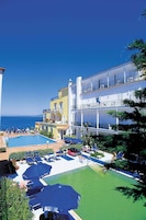 2 piscinas exteriores, uma piscina no terraço, guarda-sóis