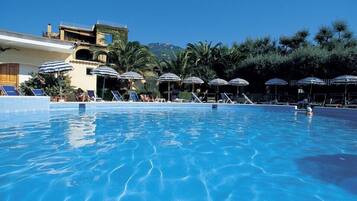 Piscina interior, 2 piscinas exteriores, guarda-sóis, espreguiçadeiras