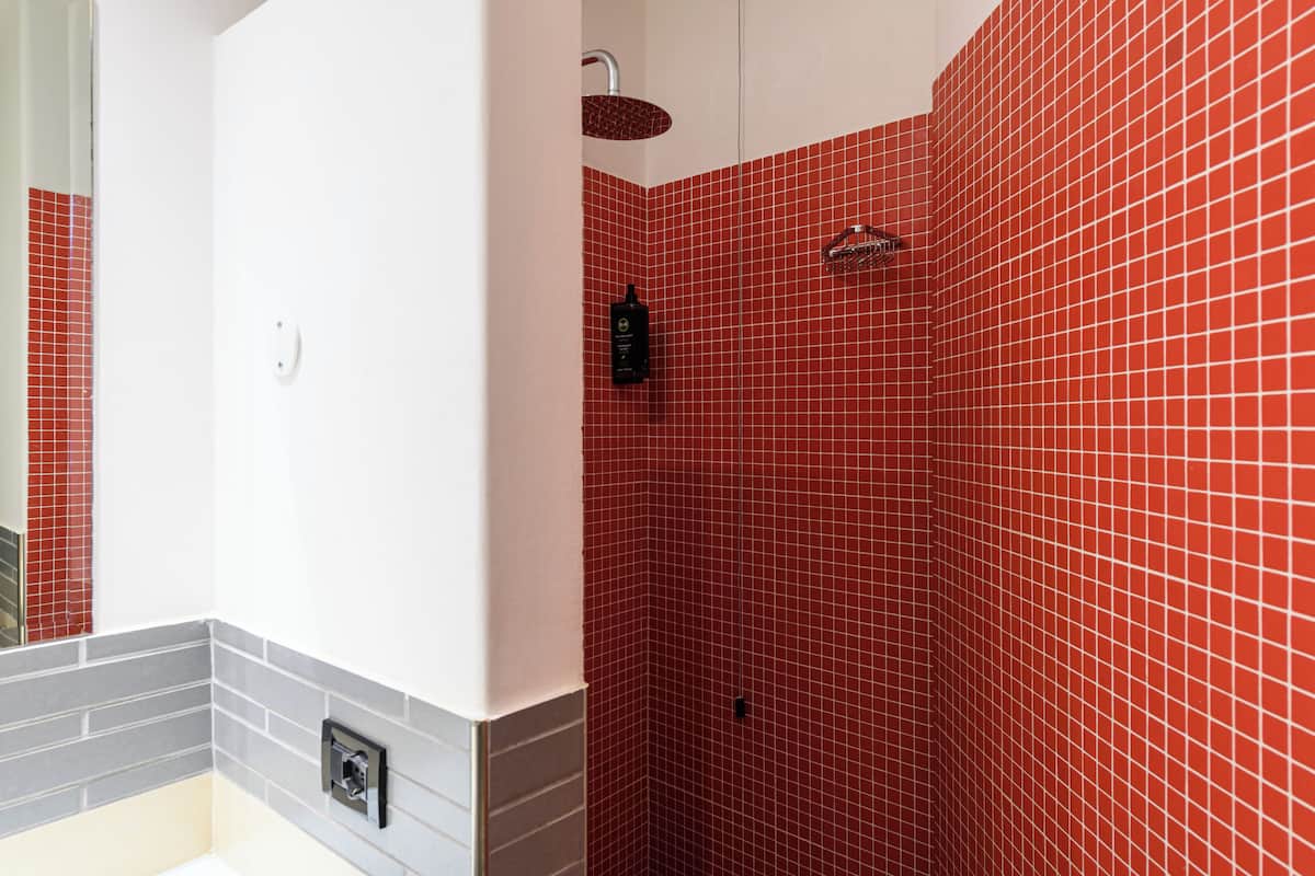 Cofre no quarto, secretária, cortinas/cortinados opacos