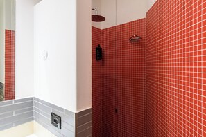 Cofre no quarto, secretária, cortinas/cortinados opacos 