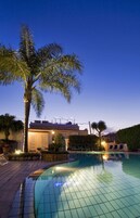 Piscina interior, piscina exterior 
