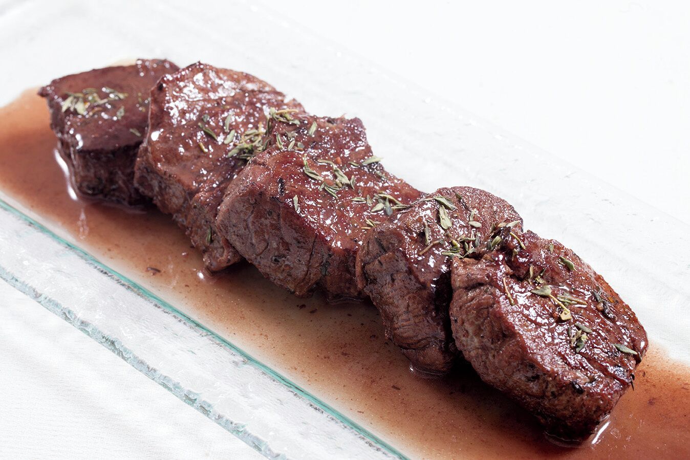 Bife com ervas num prato.