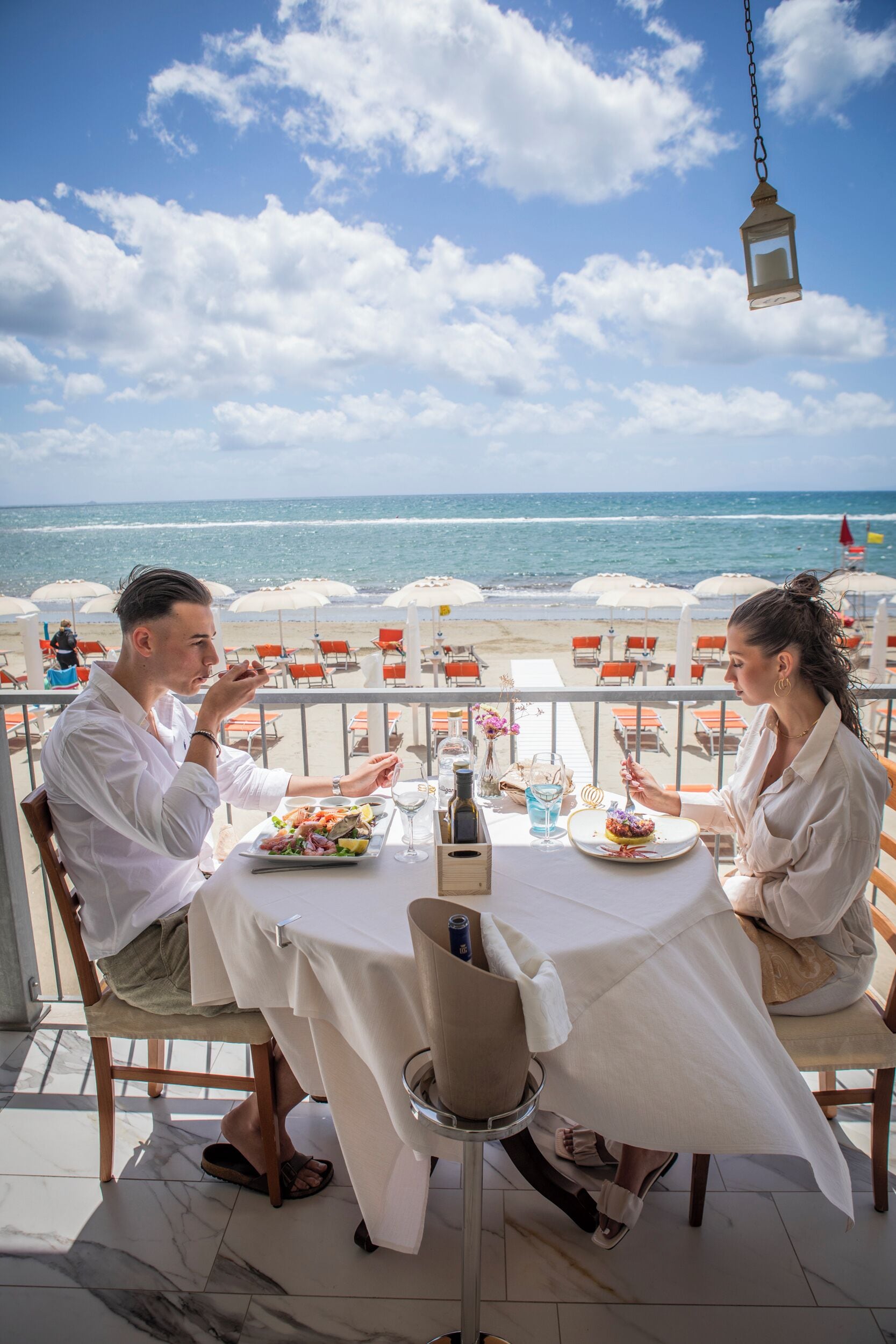 Almoços, jantares servidos, cozinha local, com vista para o oceano 