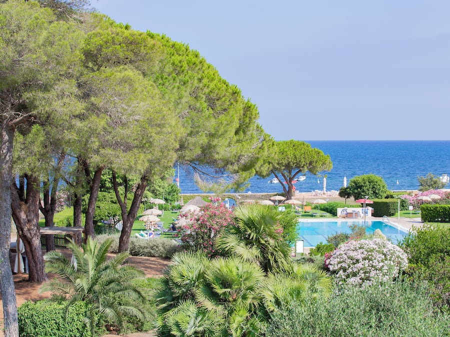 Roupas de cama antialérgicas, frigobar, cofres nos quartos, escrivaninha