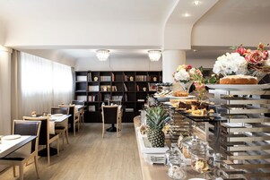 Café da manhã com buffet todos os dias (EUR 15 por pessoa) 