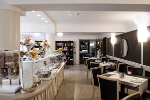 Café da manhã com buffet todos os dias mediante uma taxa