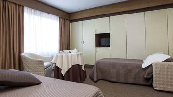 Minibar, cofre no quarto, secretária, cortinas/cortinados opacos