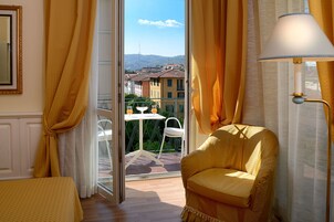 Quarto casal clássico | Área de estar | TV LCD