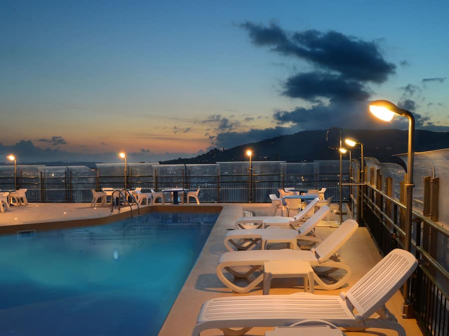 Piscina externa sazonal, guarda-sóis, espreguiçadeiras